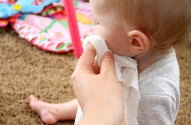 Giving My Daughter a Wipe Down Bath Without the Tub - MyThirtySpot
